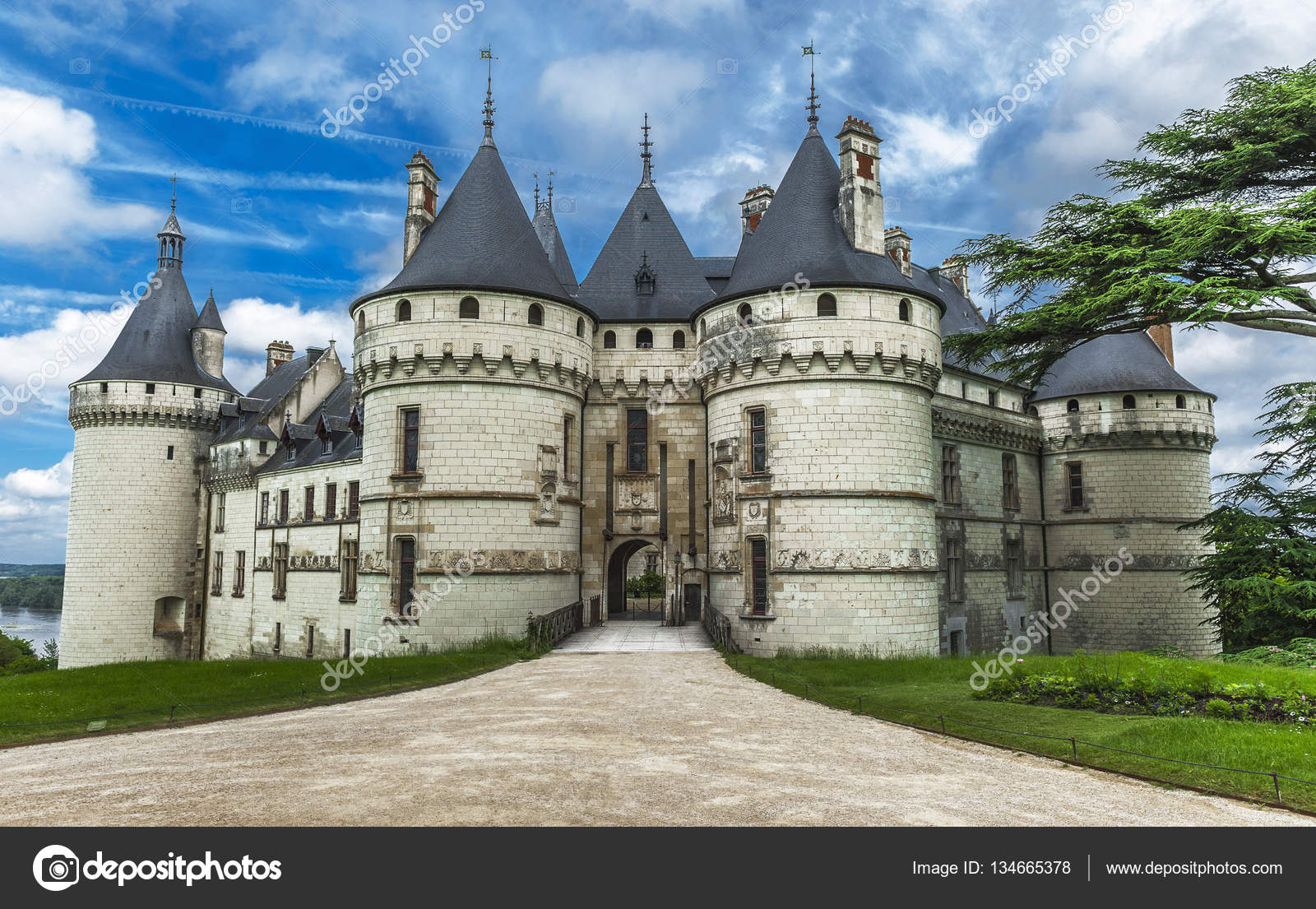 View on Chaumont castle — Stock Editorial Photo © yorgy67 #134665378