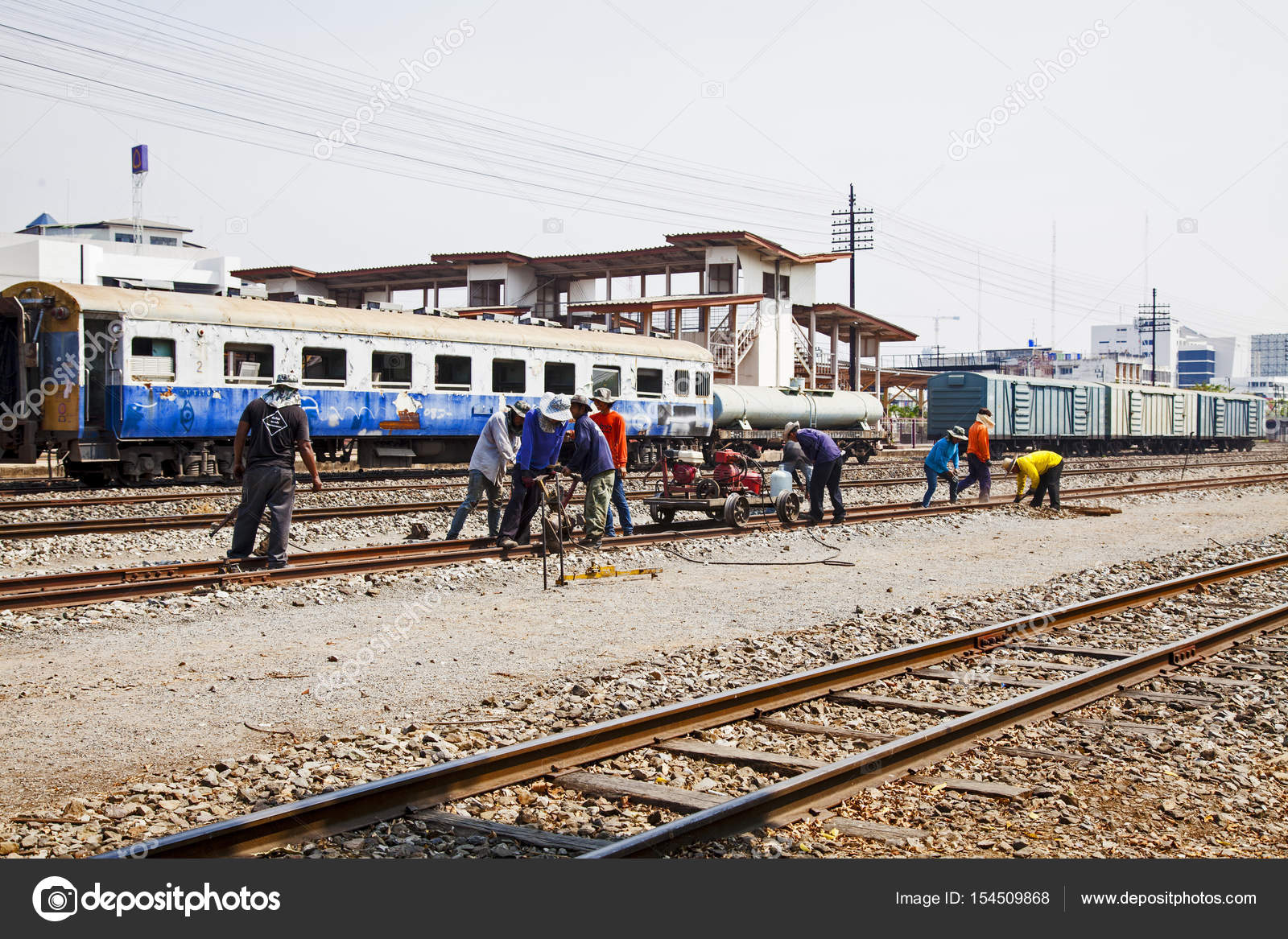 Railroad repair worker – Stock Editorial Photo © jee1999 #154509868
