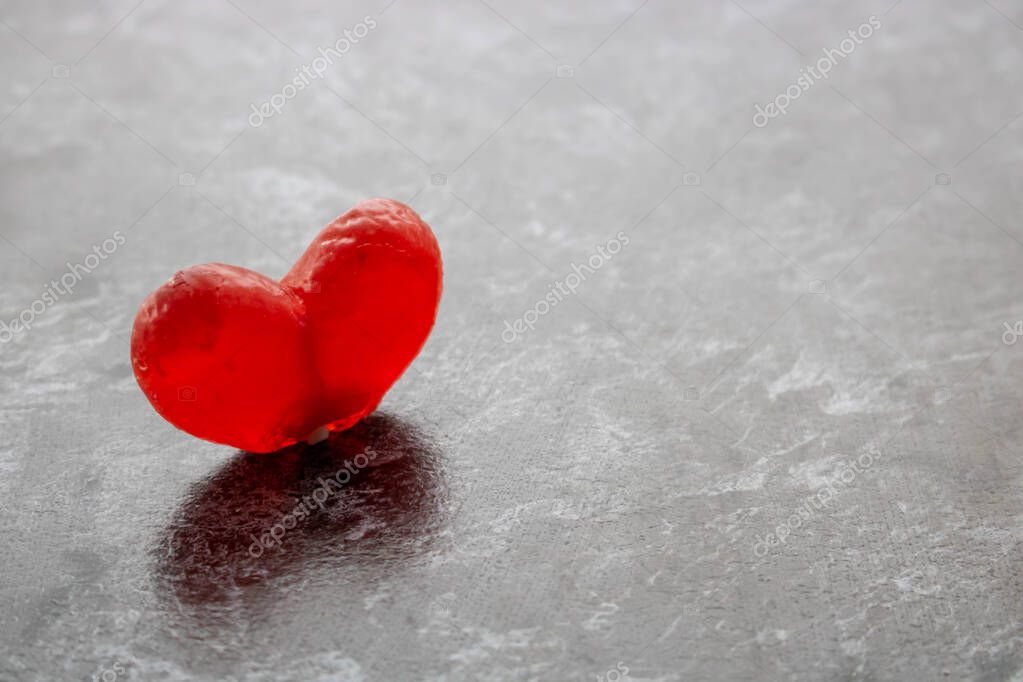 Las formas rojas del corazón en el fondo abstracto del brillo de la luz ...