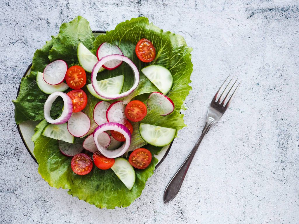 Ensalada vegetariana fresca con lechuga, pepino, tomate, rábanos y ...