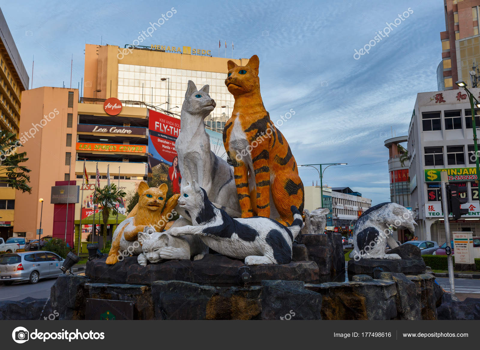 Cats monument at the downtown Kuching, Sarawak Malaysia. — Stock ...