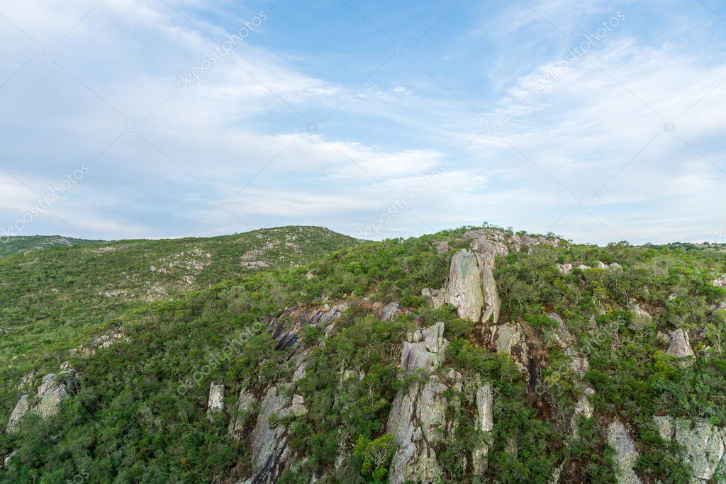 montañas al este de Uruguay, con cascadas y escarpados parques ...