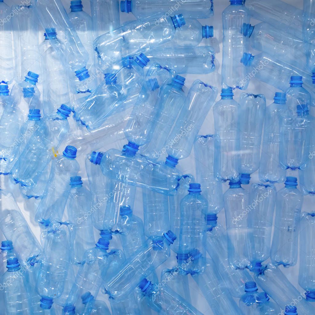 Botellas de plástico azul, colección separada de fondo de basura ...