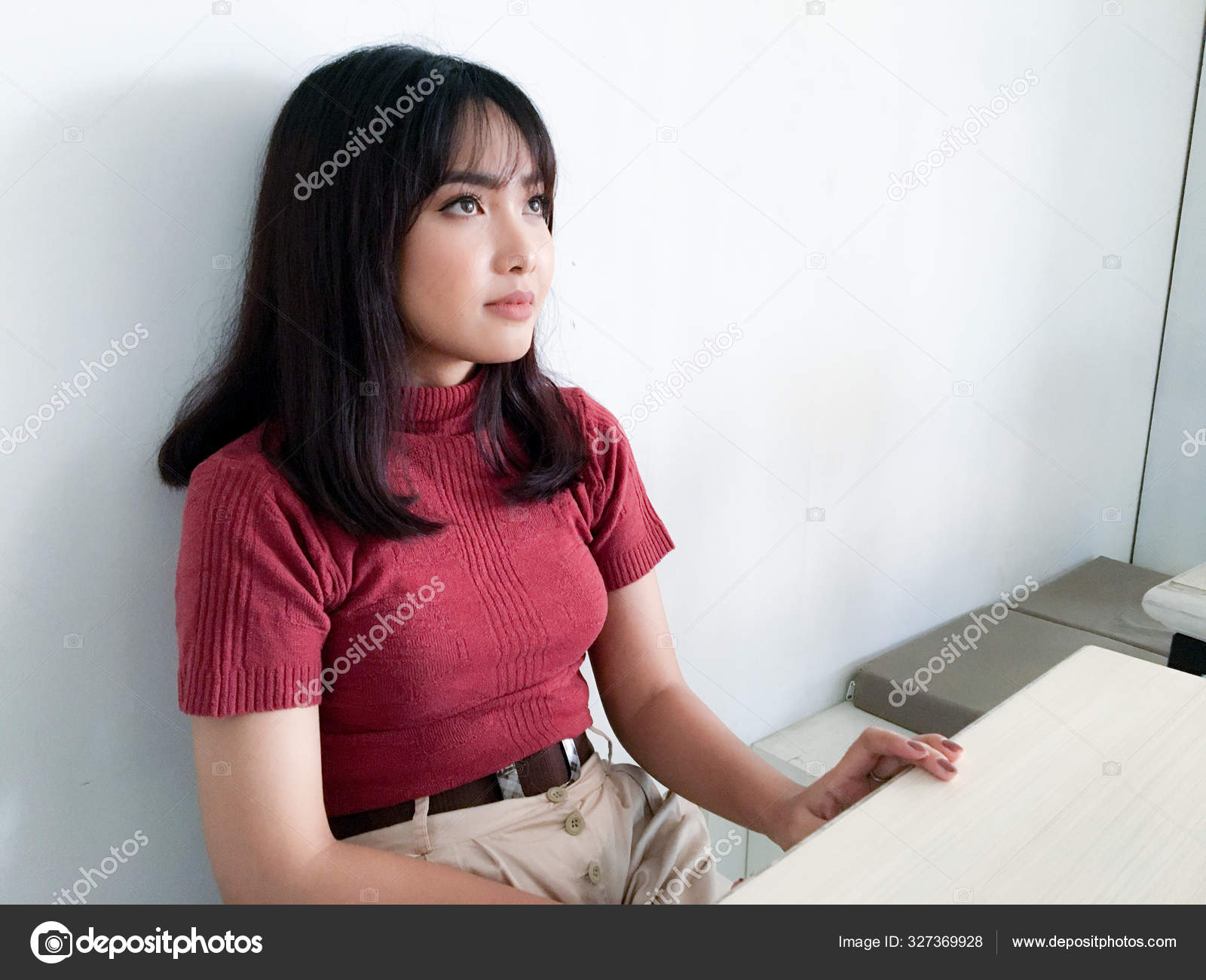 年轻的亚洲女人在演播室里摆姿势 — 图库照片©reezky11#327369928