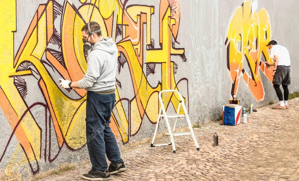 Artistas Urbanos Pintando Coloridos Graffiti En La Pared Genérica