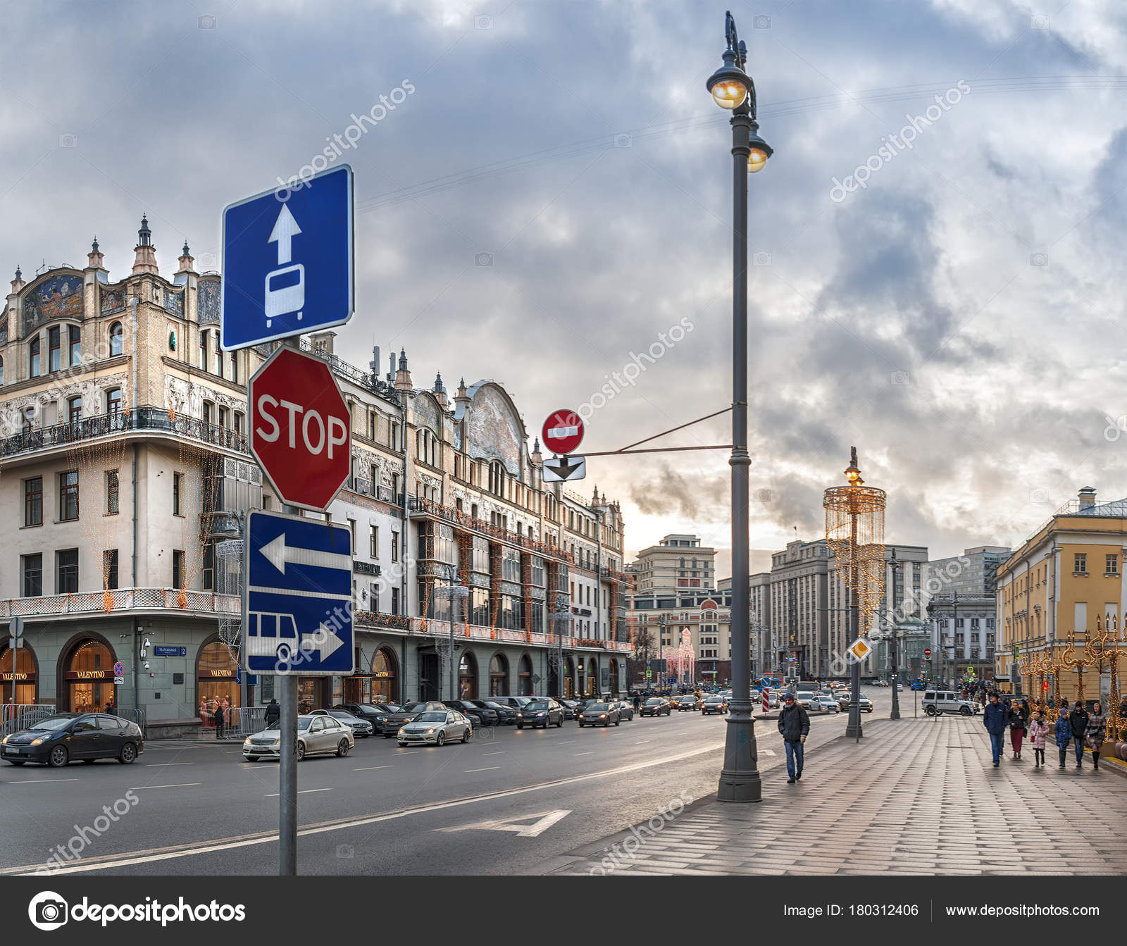 Moscow. January 7, 2018: Road markings, road signs and movement of cars ...