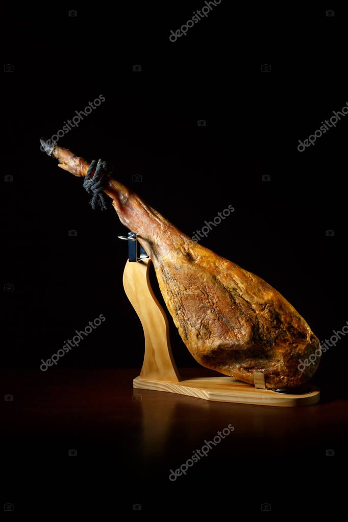 Hamon tiene cuarenta y ocho semanas sobre la mesa. Bodegón con jamón ...