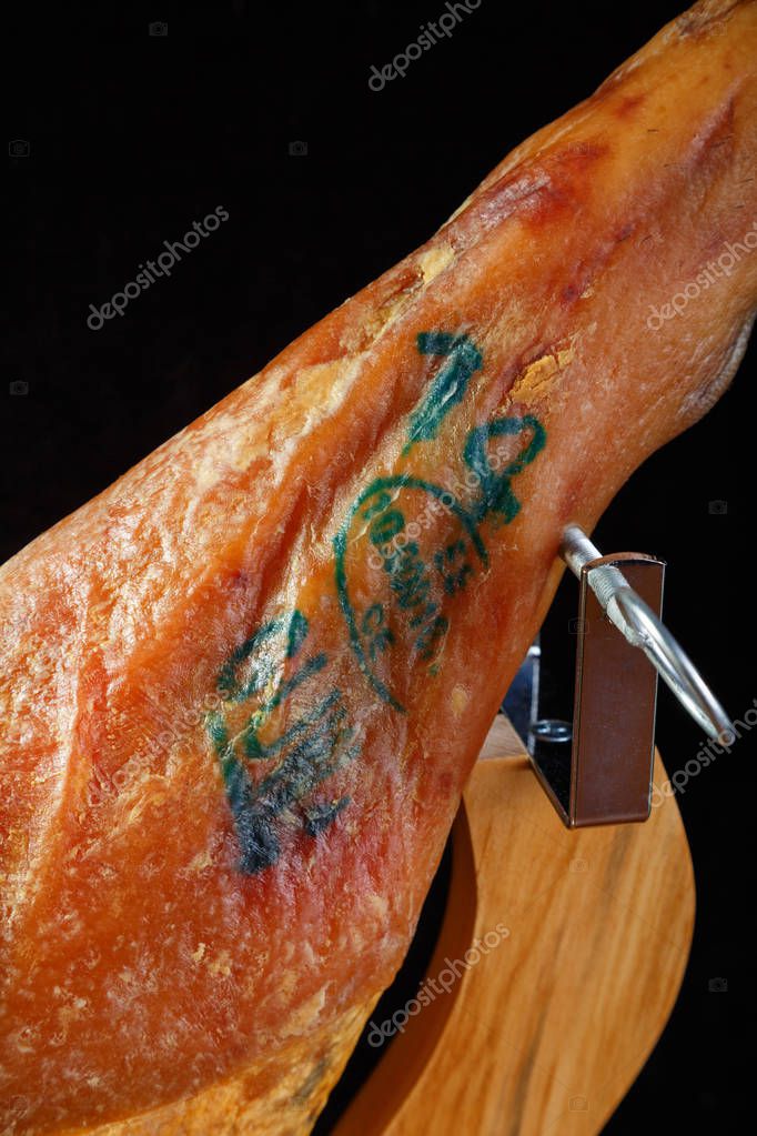 Hamon tiene cuarenta y ocho semanas sobre la mesa. Bodegón con jamón ...