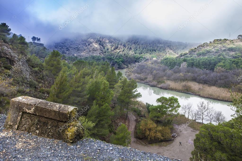 Trekker caminando por el sendero Caminito del Rey 2024