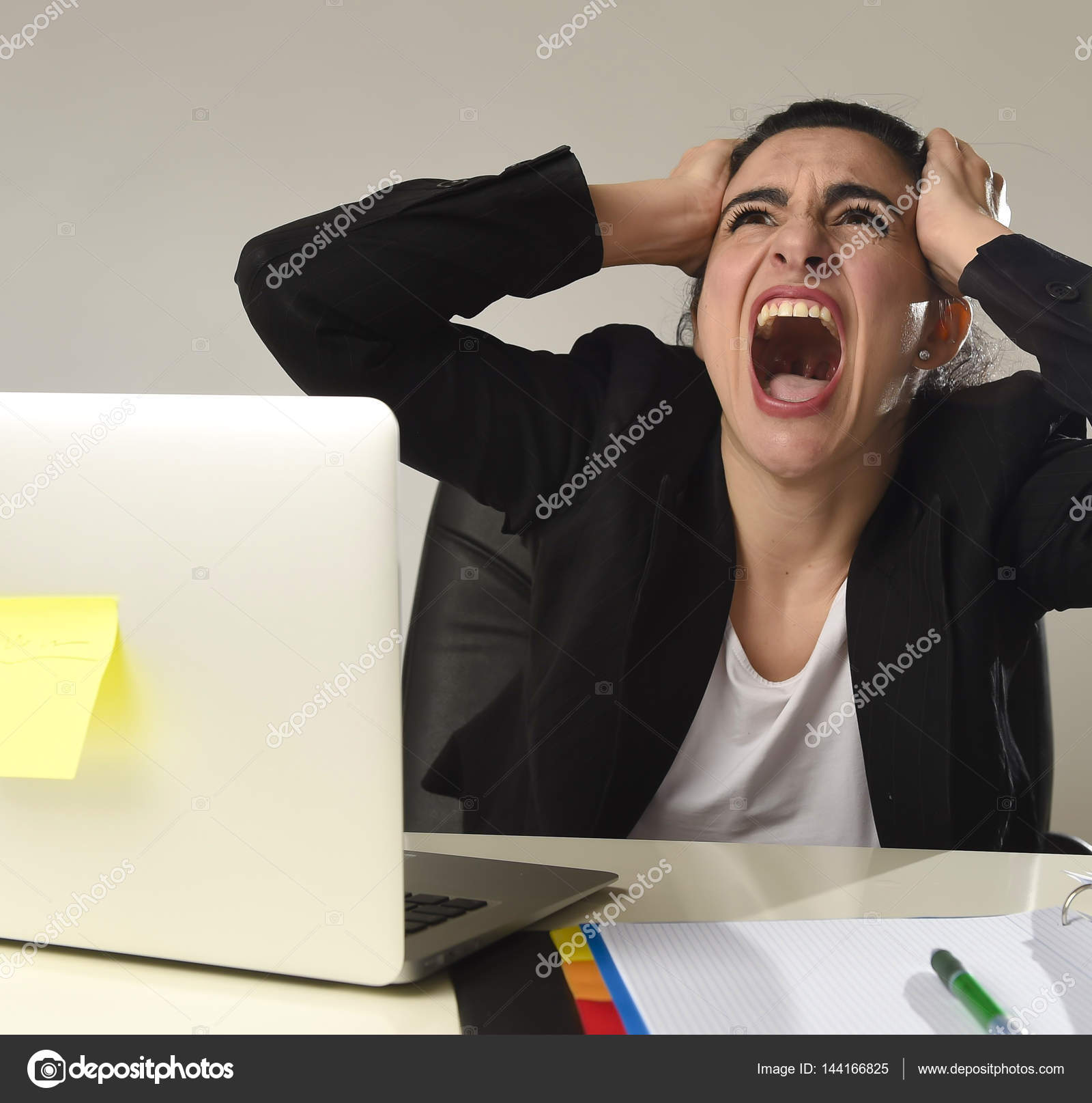 Sibuk menarik wanita dalam setelan bisnis bekerja di stres menjerit putus asa kewalahan — Foto ...