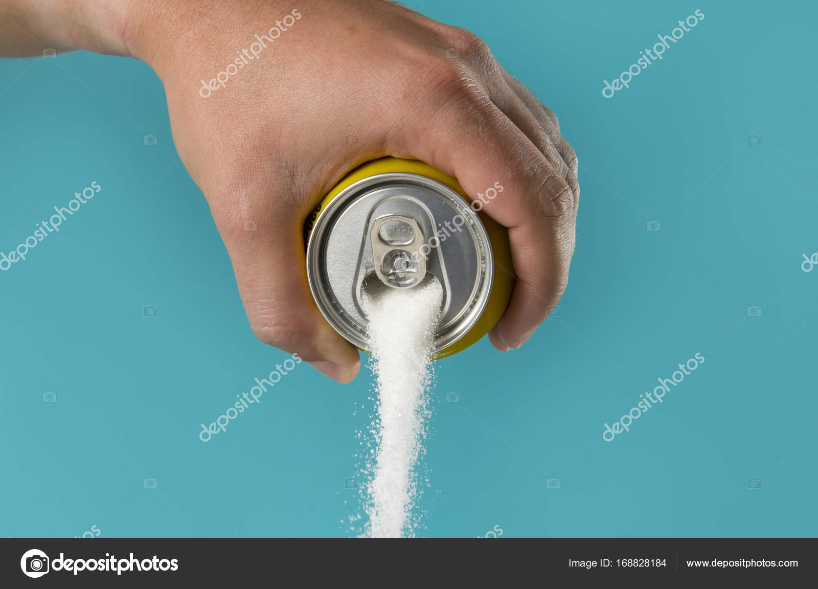Hombre mano celebración refresco bebida puede verter el flujo de azúcar ...