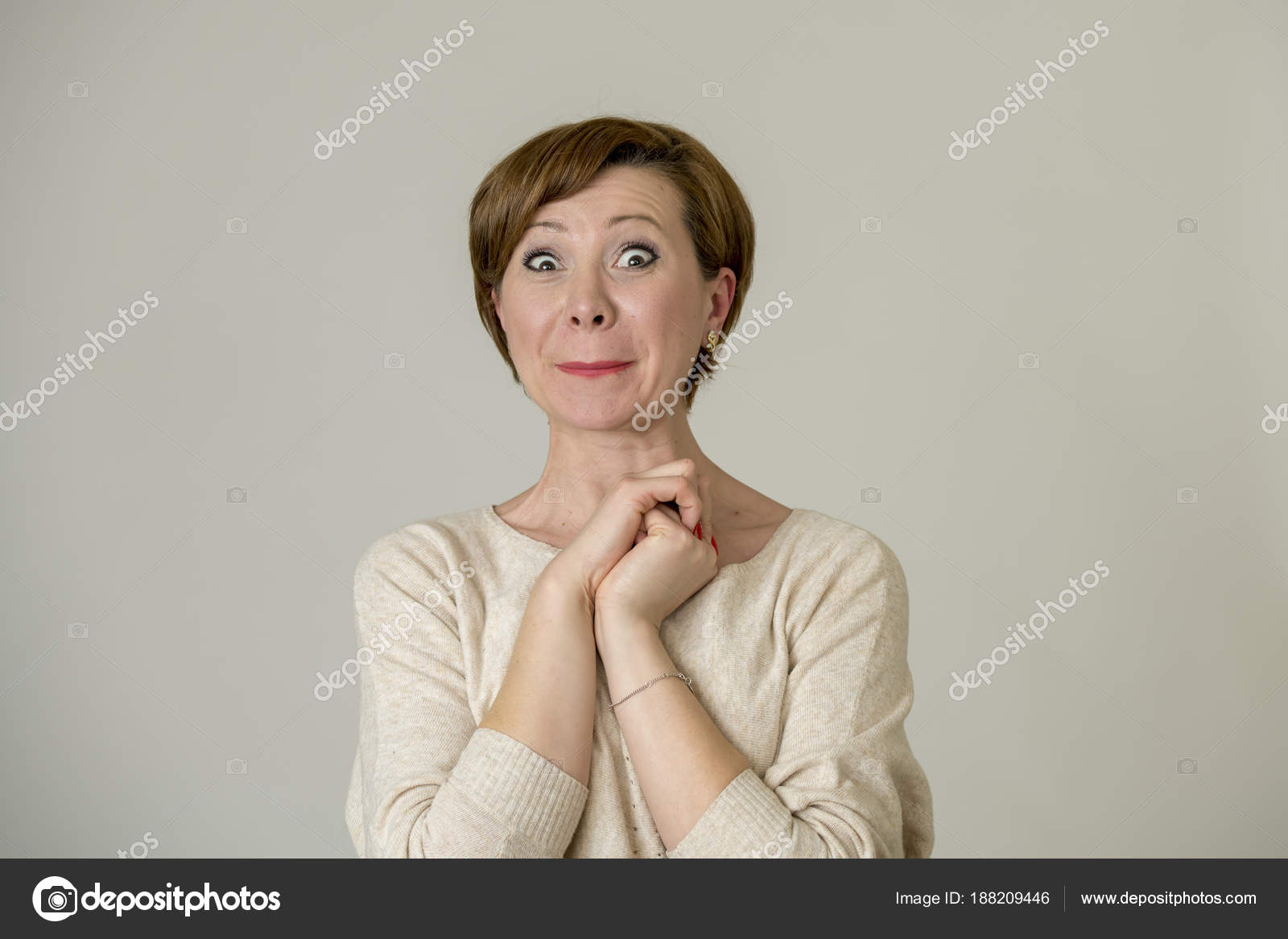 Young happy and surprised red hair woman looking to camera delighted ...