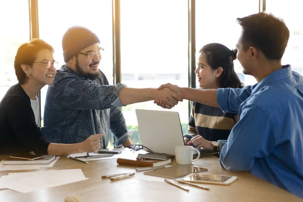 Personas cerrando trato Stock Photos, Royalty Free Personas cerrando ...