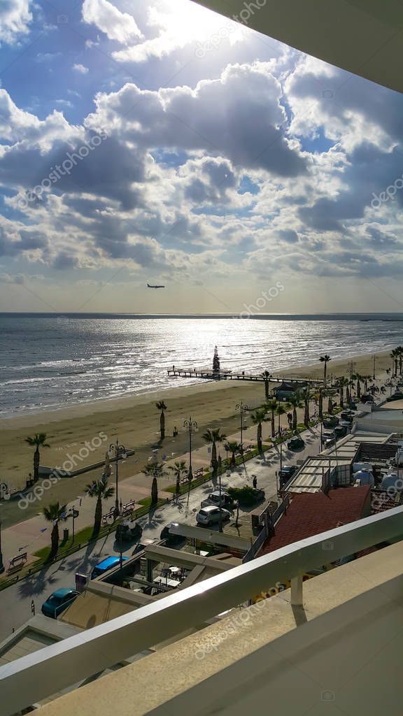 Vista superior sobre el paseo marítimo de Finnikoudes y el árbol de ...