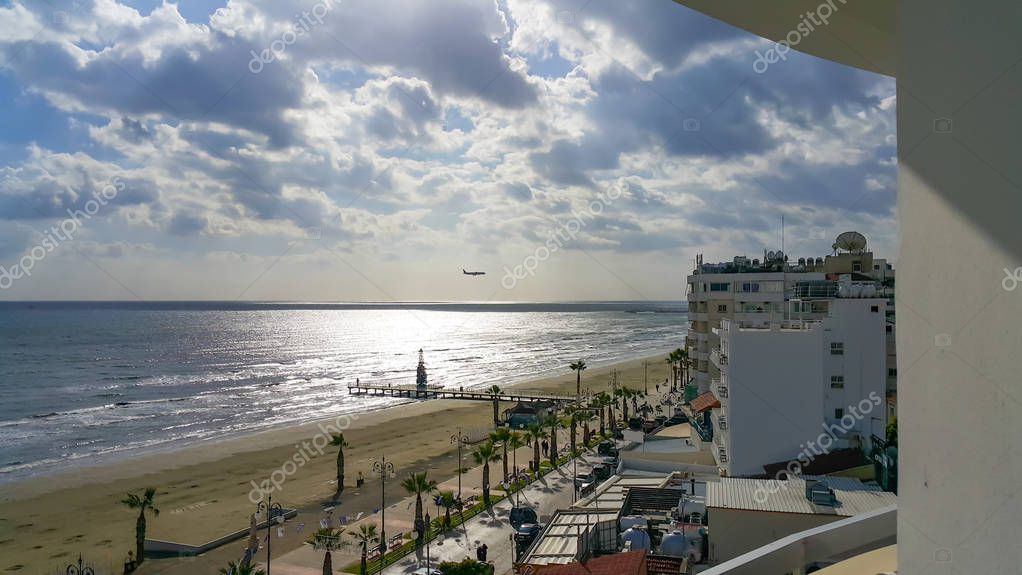 Vista superior sobre el paseo marítimo de Finnikoudes y el árbol de ...