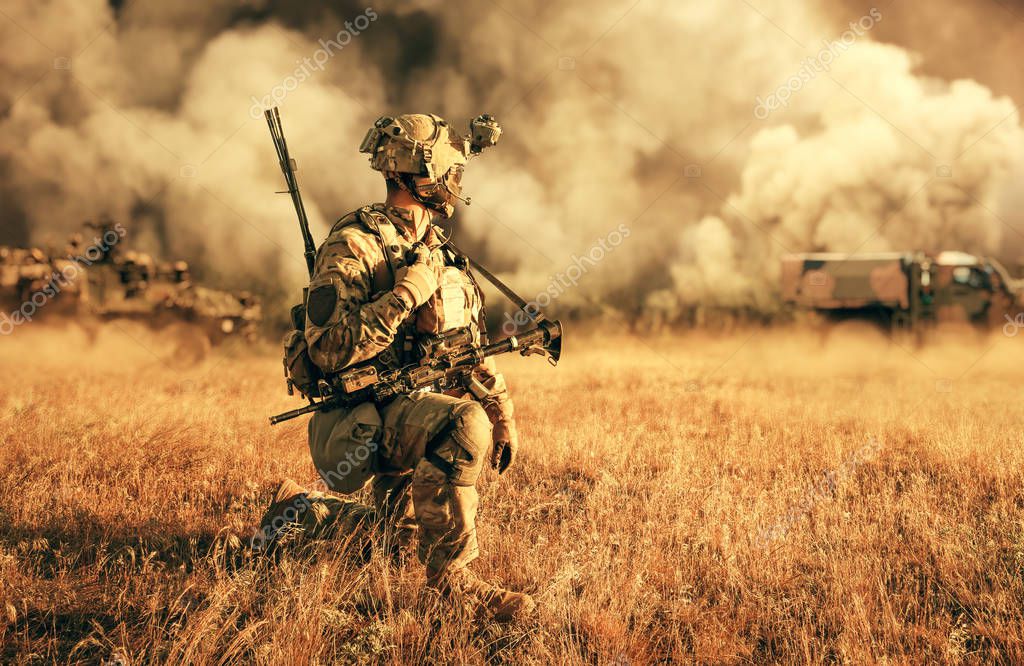 Tropas militares y máquinas en el camino al campo de batalla en la ...