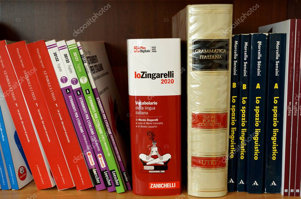 Pula, Croacia, 7 de febrero de 2020. Libro de gramática italiana y ...