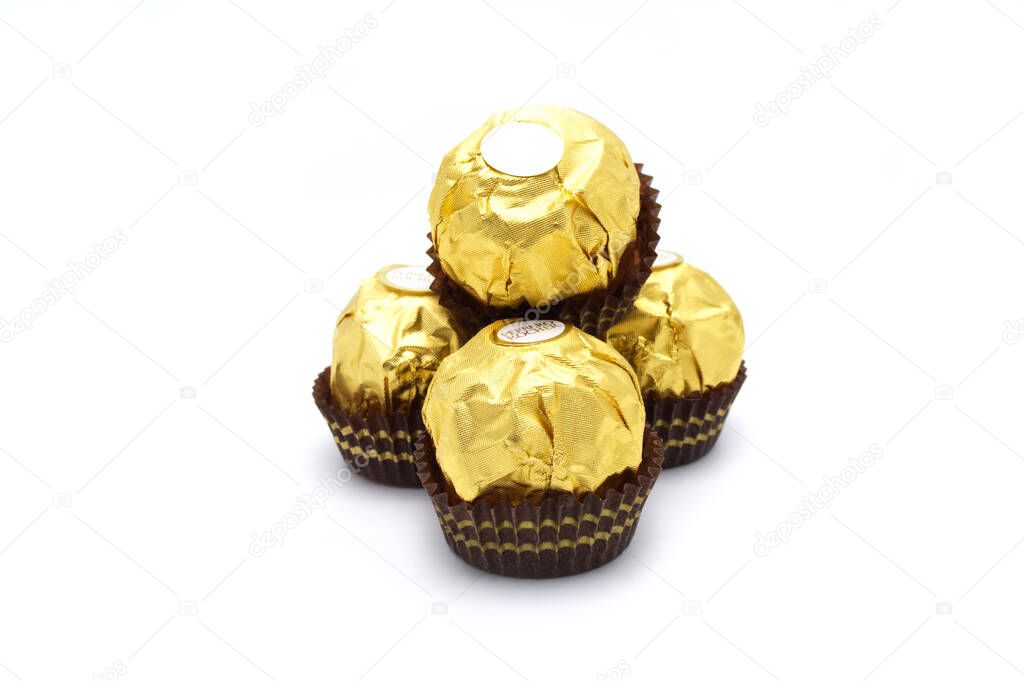 Ferrero Rocher es una bola de chocolate de primera calidad que se llena ...