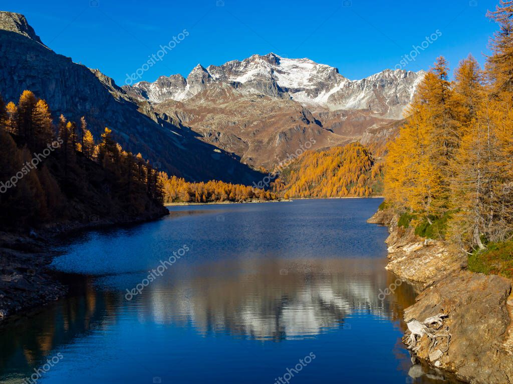 Colores otoñales en los Alpes italianos de Alpe Devero 2022