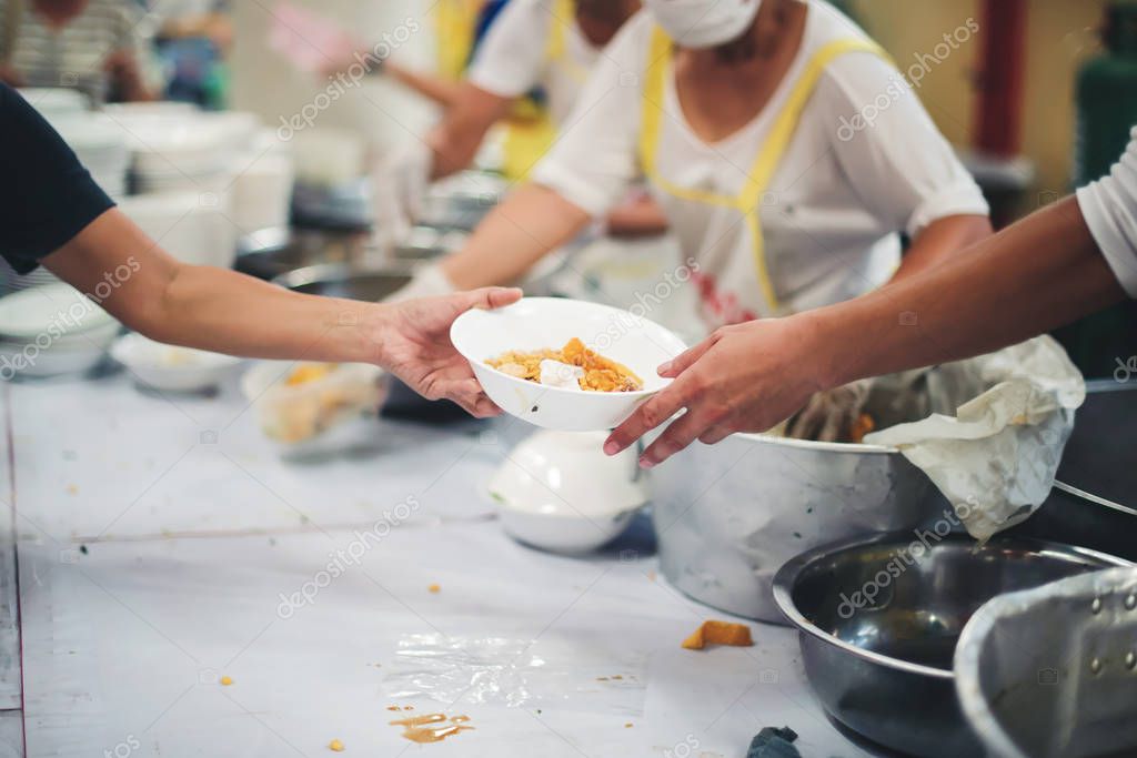 El modo de vida de los necesitados para obtener comida gratis de los ...