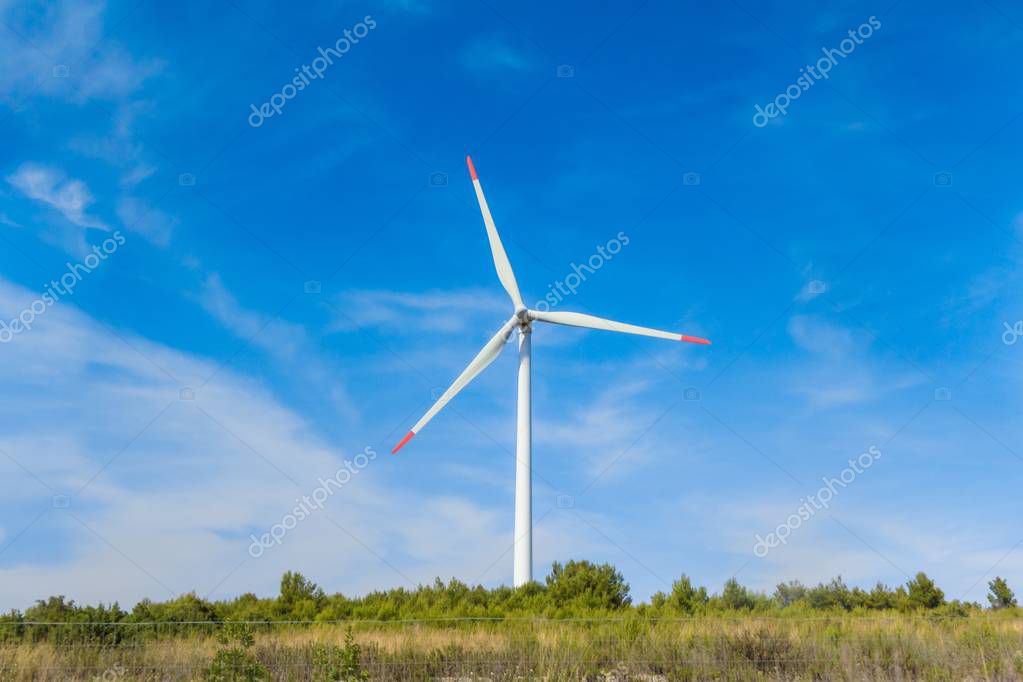 Molino de viento giratorio que genera energía eólica renovable en ...