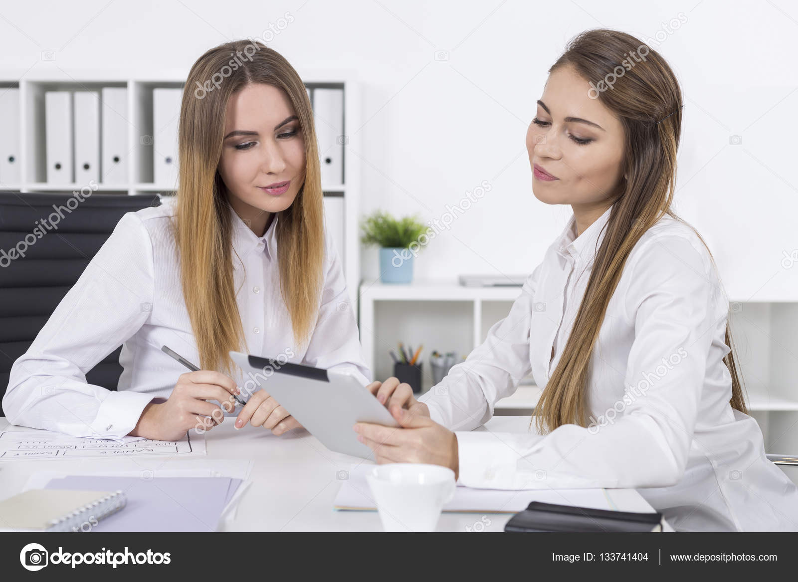 Dos chicas están mirando la pantalla de la tableta: fotografía de stock © denisismagilov ...