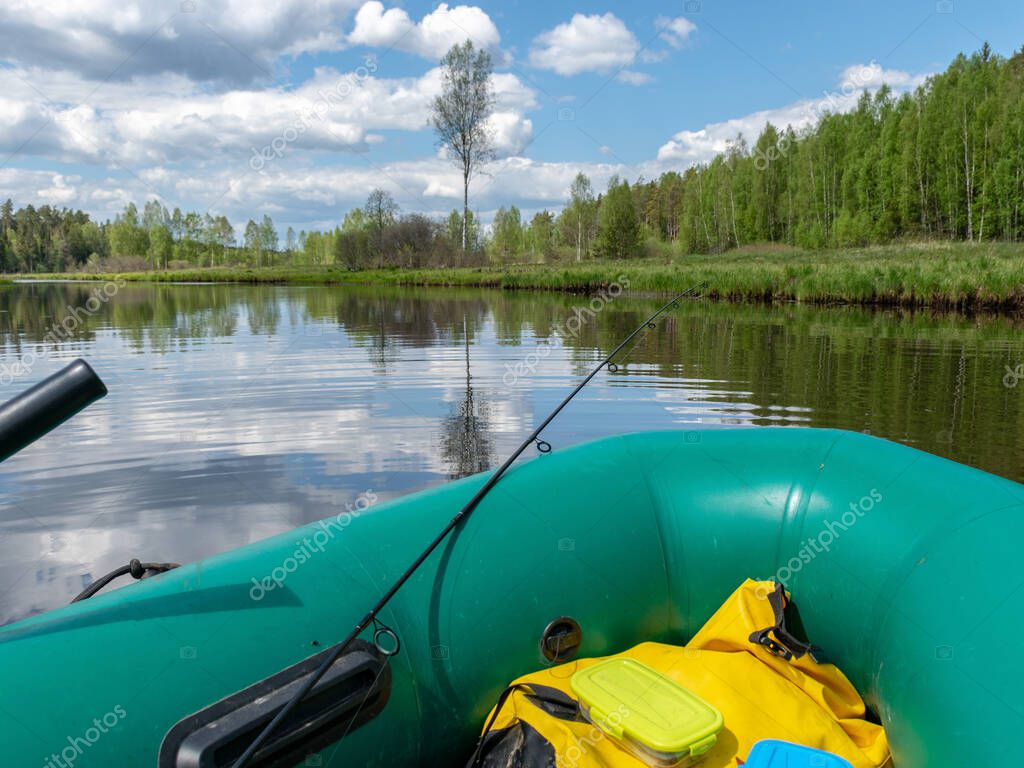 vista del río desde un bote de goma de pescador verde, aguas tranquilas ...