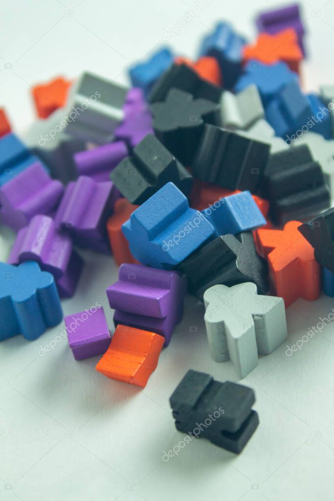 Meeples apilados preparados para un juego de mesa. Ejército de meeples ...