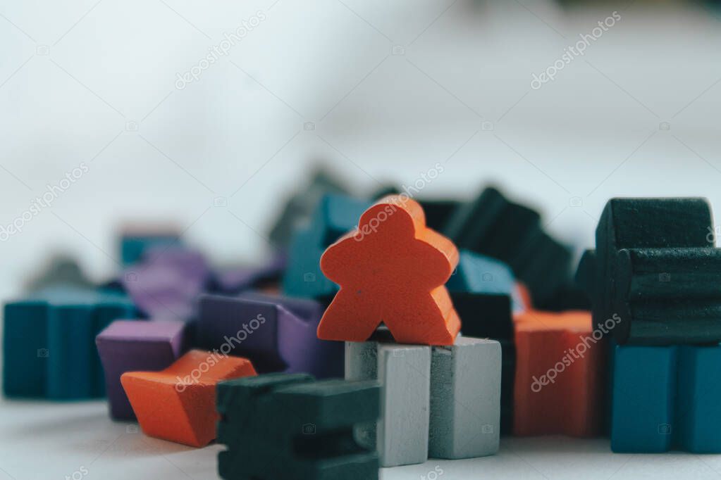Meeples apilados preparados para un juego de mesa. Ejército de meeples ...
