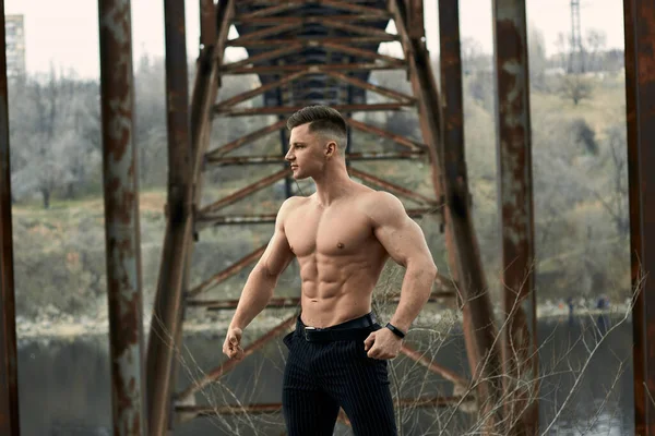 Shirtless muscular fit model stock fotografie, royalty free Shirtless ...