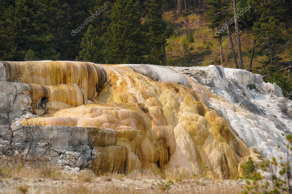 Una cascada termal y la formación que ha creado sentado en medio de un ...
