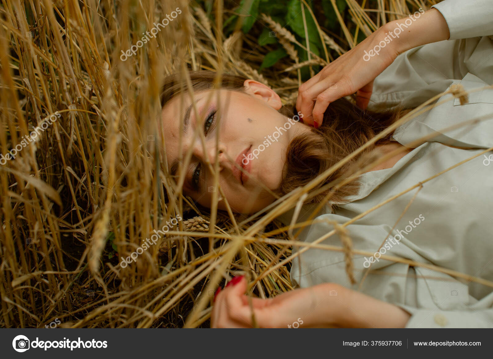 Slavyanka is lying in a field with ripened ears of corn. — Stock Photo ...