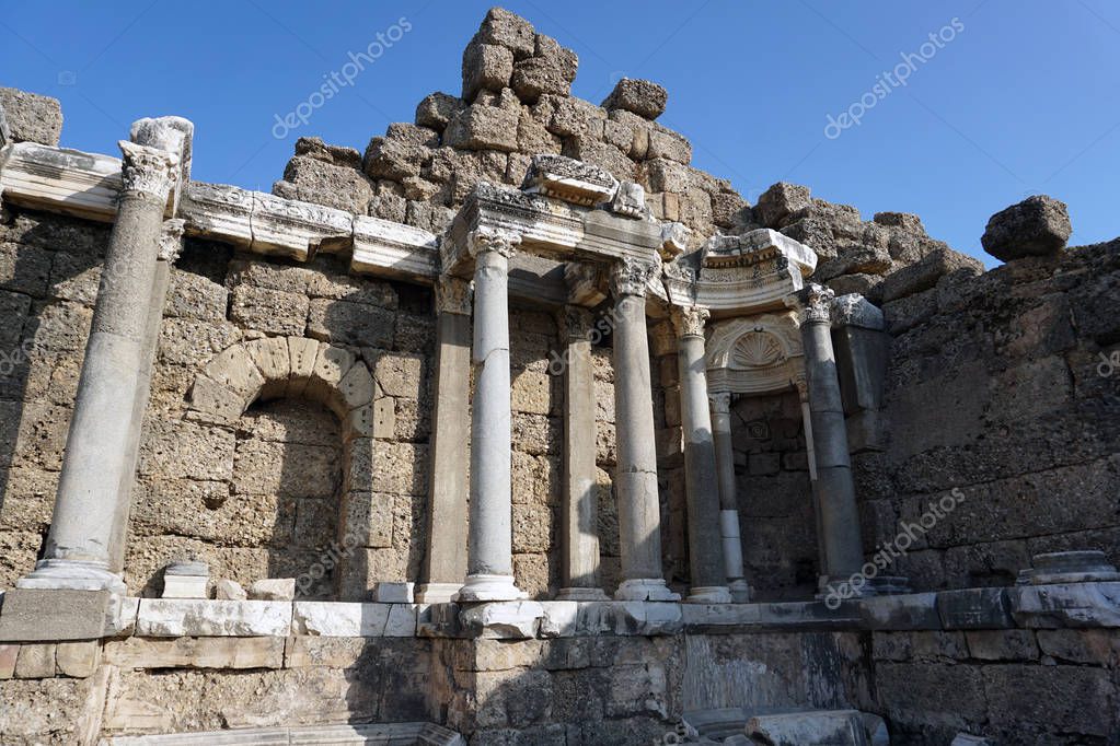 Side / Turkey - 16 de octubre de 2019: Las ruinas de la antigua ciudad ...