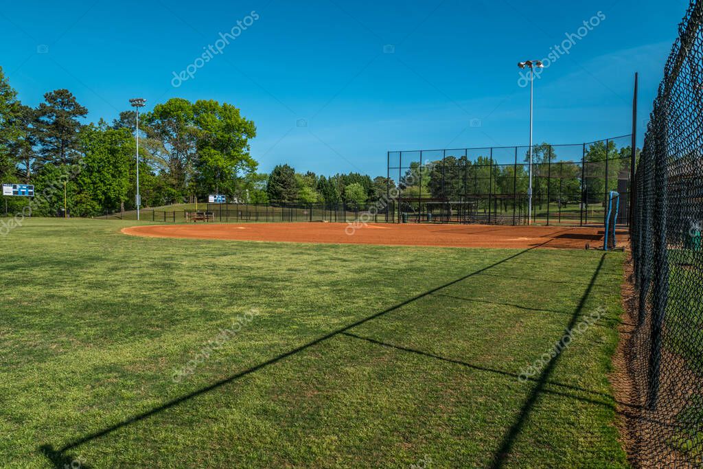 Campos de b isbol vac os y vac os se cerraron en primavera debido a la ...