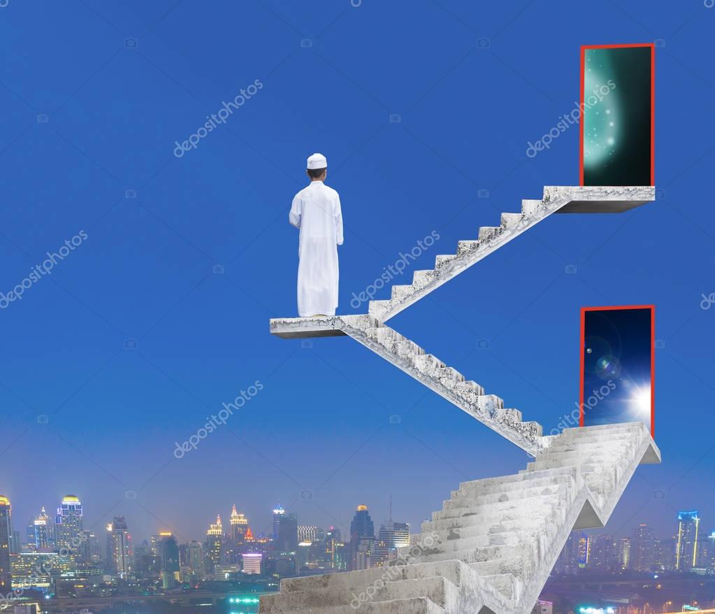 Escalera de hormigón que conduce a la puerta de salida. 2023