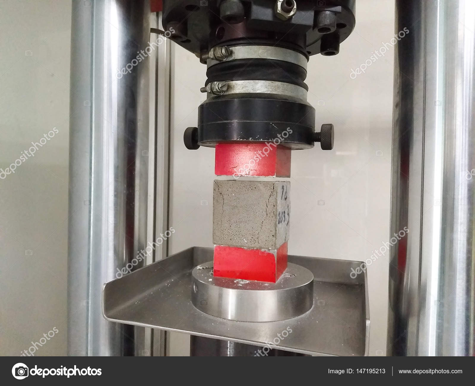 Ensaio de resistência à compressão em cubo de betão fotos, imagens de ...