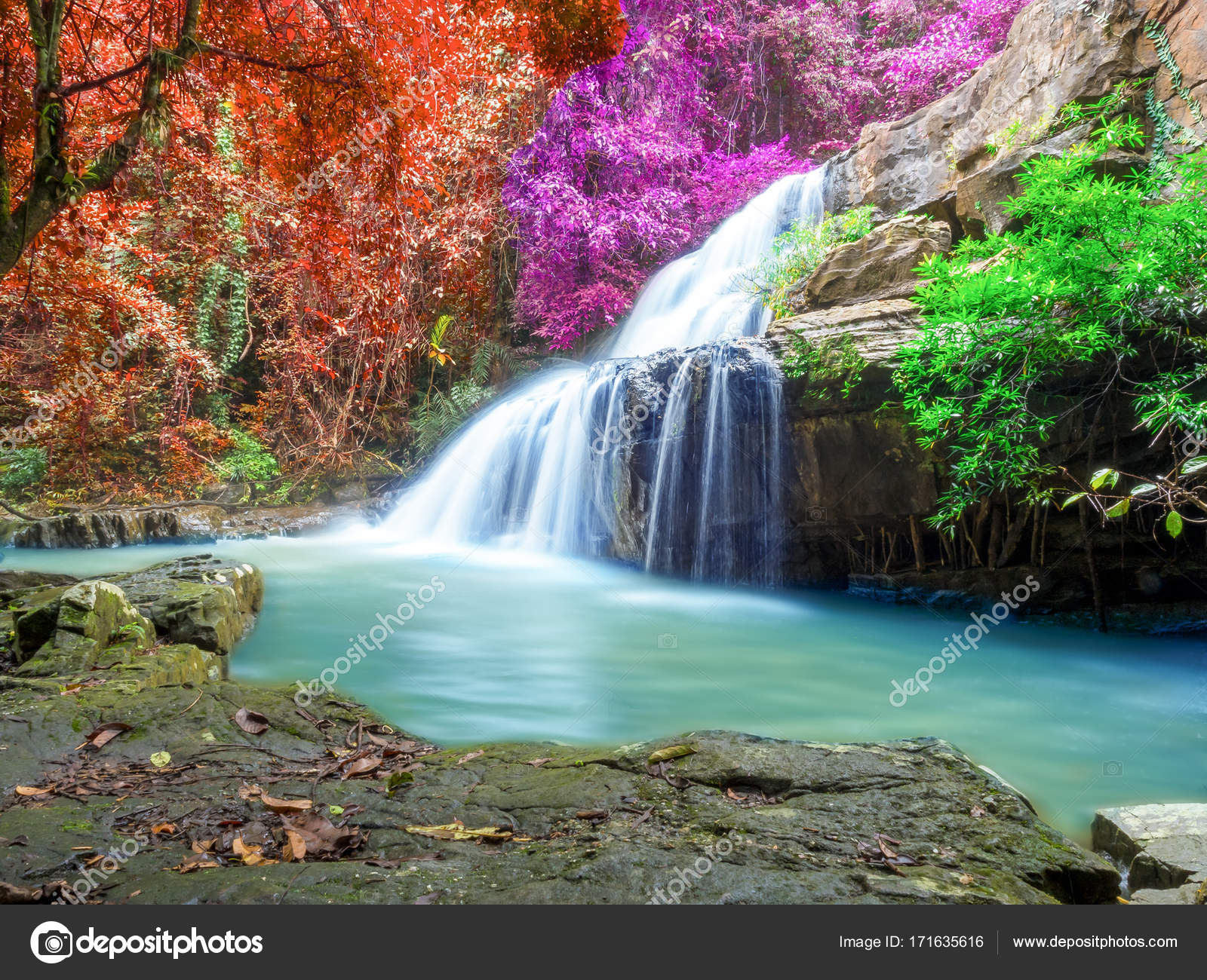 Paysage de jungle avec cascade merveilleuse — Photographie missisya ...