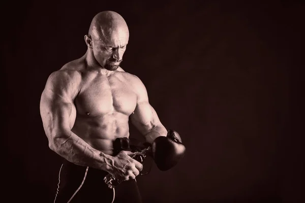 Bodybuilder berpose berbeda menunjukkan otot mereka — Stok Foto © aallm #141020254