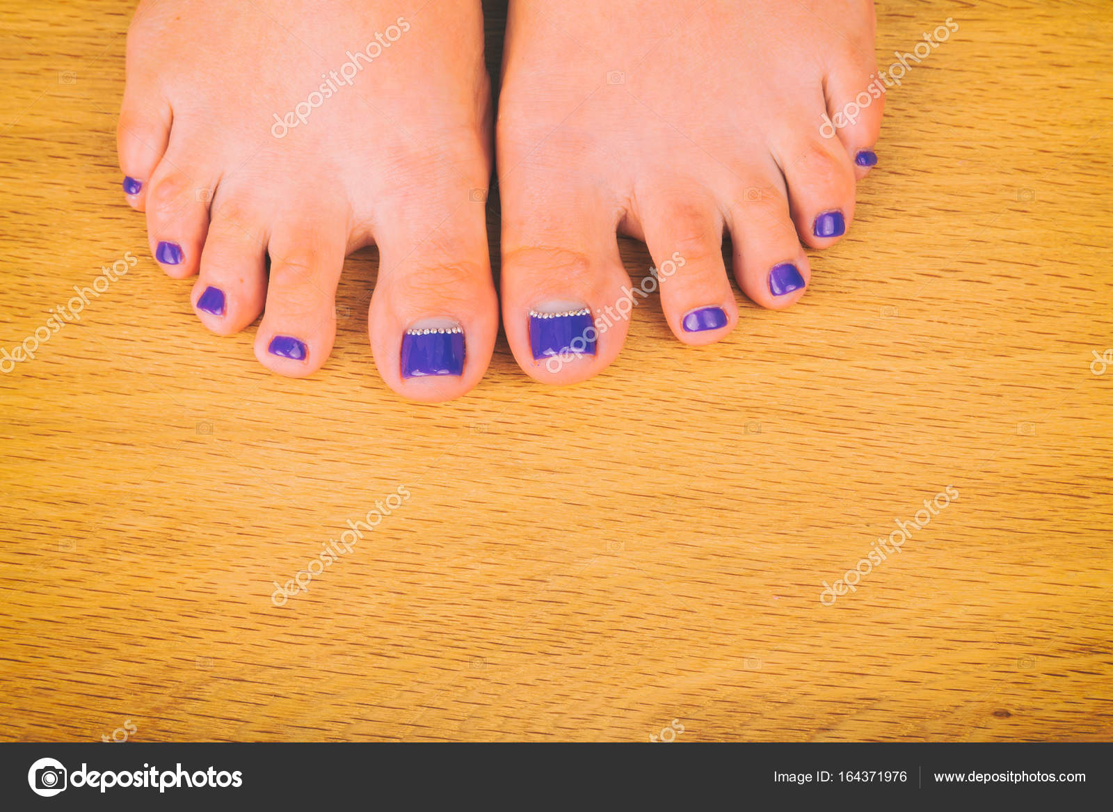 Beautiful female nails on legs Stock Photo by ©aallm 164371976