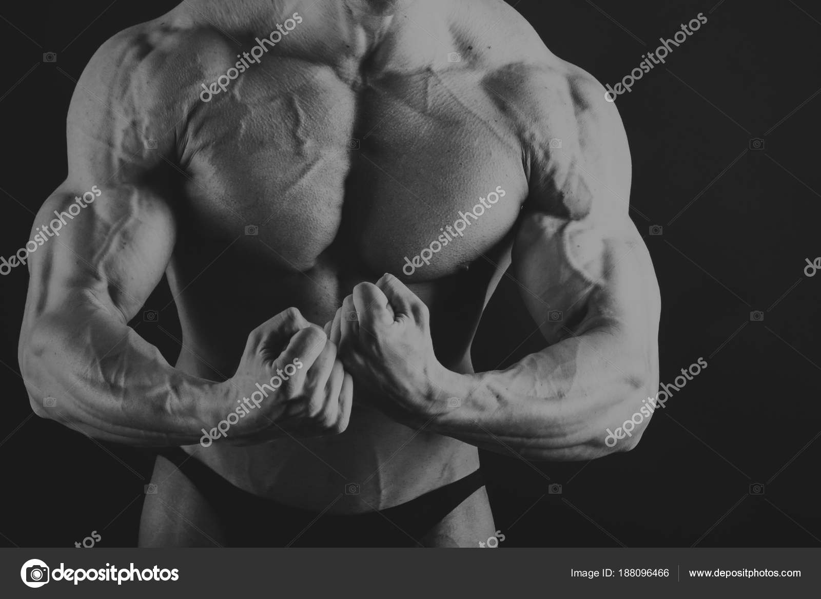 Muscular Man Bodybuilder Training Gym Posing Muscle — Stock Photo ...
