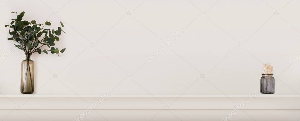 Florero de vidrio con ramas de árbol, hojas y flores secas, flores ...