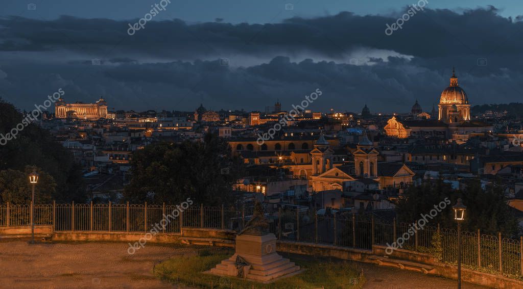 Vista nocturna de los tejados romanos desde el parque público Pincian ...