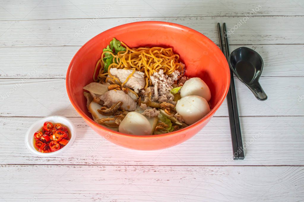 Asia Singapur fideos secos con bola de pescado de cerdo picado con ...