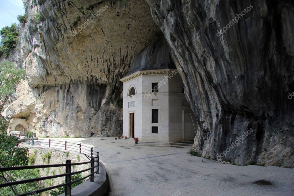 Templo de Valadier situado dentro de una cueva en la garganta roja ...