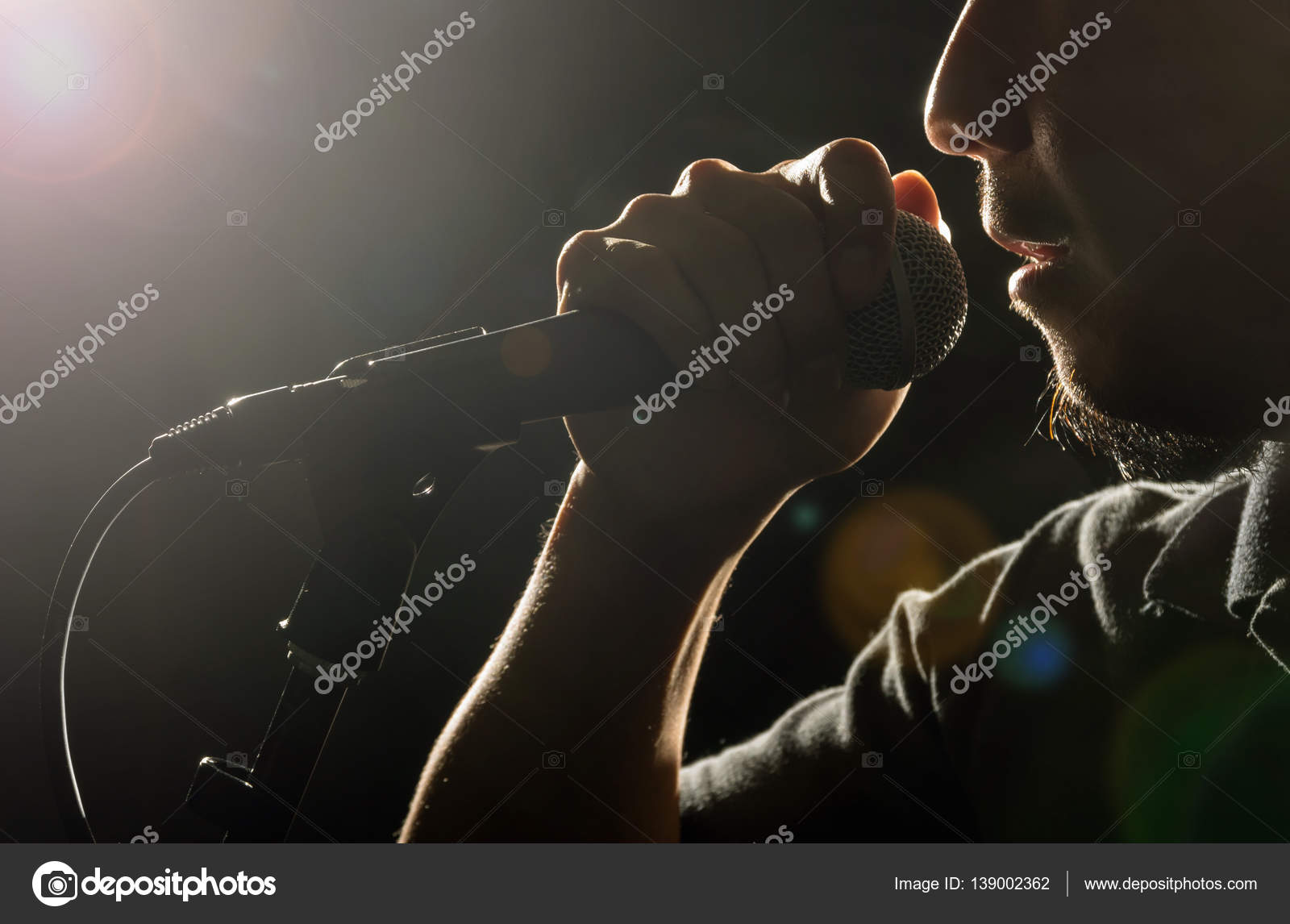 Closeup Singer hand holding the microphone — Stock Photo © Tzido #139002362