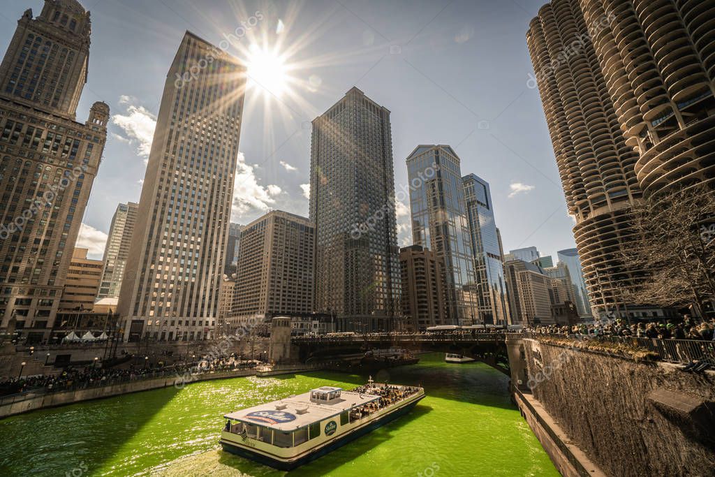 CHICAGO, EE.UU. - MAR 2019: Personas y turistas irreconocibles en el ...