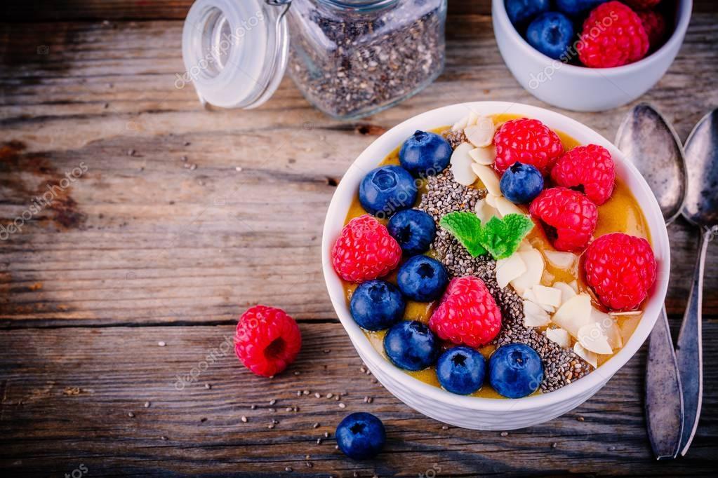 Batido de mango con frambuesas, arándanos, semillas de chía y almendras ...