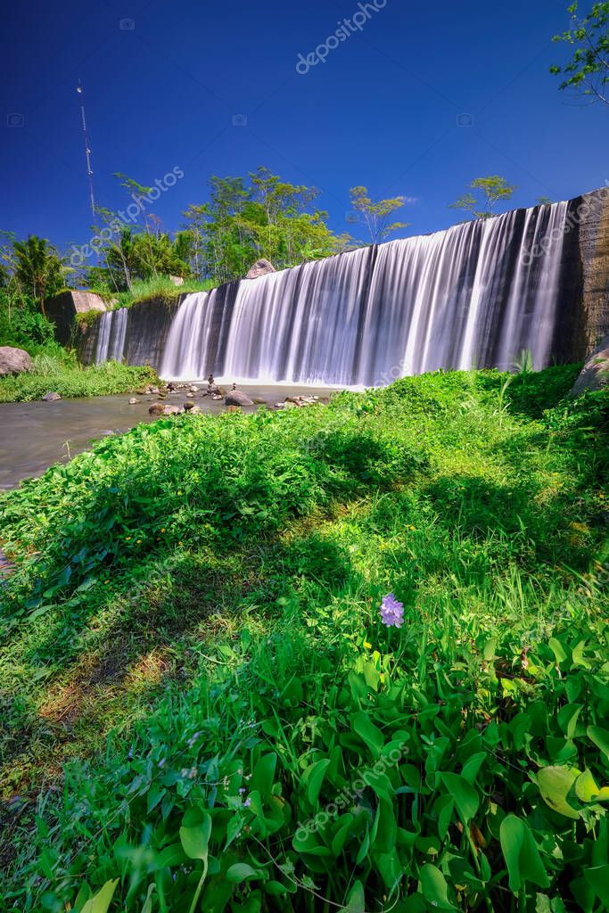 Grojogan Watu Purbo es una presa de río de varios pisos y es uno de los ...