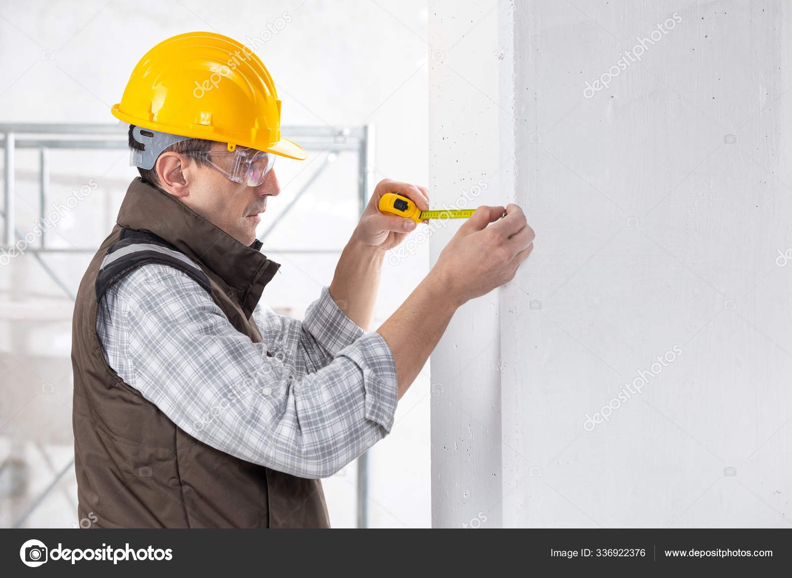 Builder marking off a measurement with a pencil Stock Photo by ...