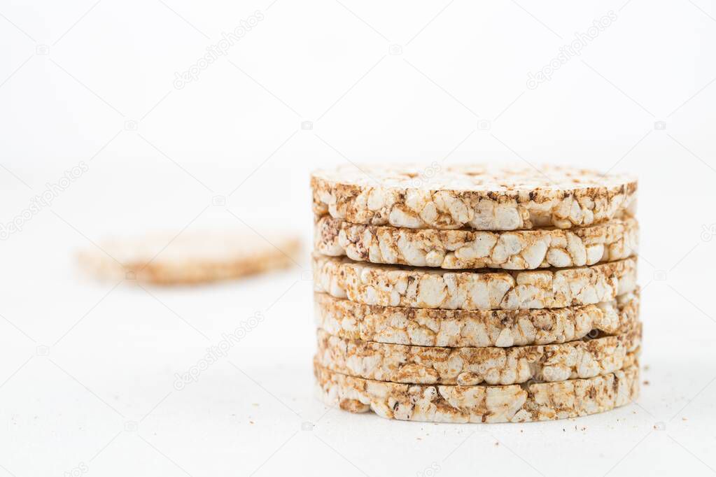 Primer plano de una pila de piñolia aislada sobre un fondo blanco 2022